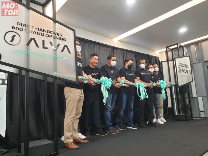 Cari Tahu Isi ALVA Experience Center Di SCBD, Motor Listrik ALVA One ...