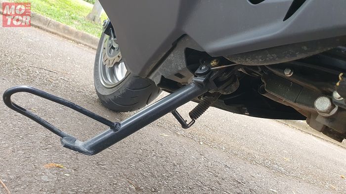 Standar Samping Motor Kok Ada di Kiri? Ternyata Ini Alasannya Bro ...