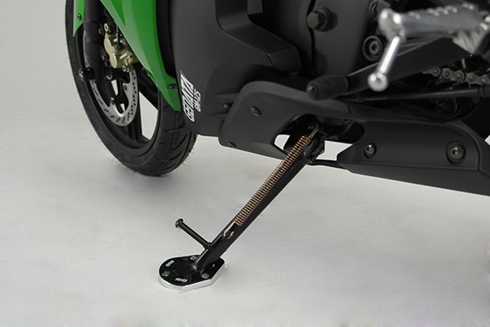 Lebih Baik Mana, Pakai Standar Samping atau Tengah Saat Parkir Motor ...