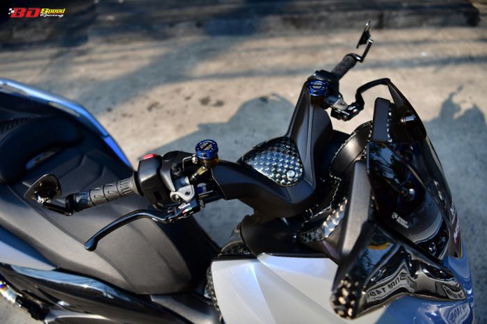 Modifikasi Motor Yamaha XMAX Dilapis Carbon Pola Anyaman, Rem Full ...