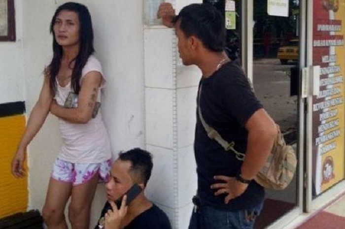 Gak Berkutik, Bentrok Dengan Waria, Geng Motor Dibikin Kocar-Kacir ... Gak Berkutik, Bentrok Dengan Waria, Geng Motor Dibikin Kocar-Kacir ...