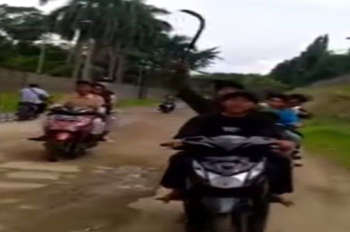 Viral Video Geng Motor Bocah Naik Motor Angkat Golok, Teriak-Teriak ... Viral Video Geng Motor Bocah Naik Motor Angkat Golok, Teriak-Teriak ...