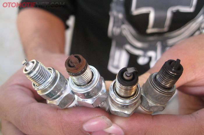 Cukup Lihat Warna, Begini Tips Kondisi Pembakaran Busi Motor - Motorplus