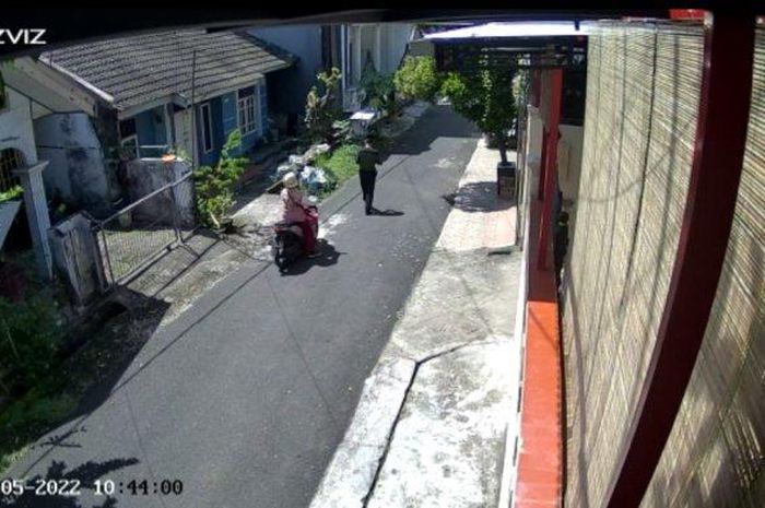 Diduga Kena Hipnotis, Ibu Penjual Yakult Kehilangan Motor Honda BeAT ... Diduga Kena Hipnotis, Ibu Penjual Yakult Kehilangan Motor Honda BeAT ...