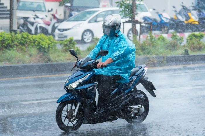 Bikers Cewek, Perhatikan Hal Ini Saat Naik Motor Dalam Kondisi Hujan ... Bikers Cewek, Perhatikan Hal Ini Saat Naik Motor Dalam Kondisi Hujan ...
