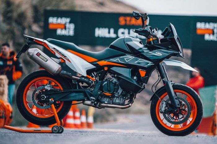 Supermoto Terbaru KTM 890 SMT Speknya Jahat Sampai Disebut Monster ...