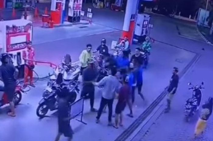 Motor Serobot Antrian Pertalite di SPBU Berujung Pengeroyokan Ini Kata ...