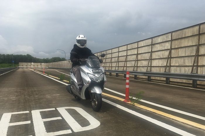 Ini Enaknya Bawa Motor Suzuki Burgman Street 125 EX, Harga Rp 24 Jutaan ...