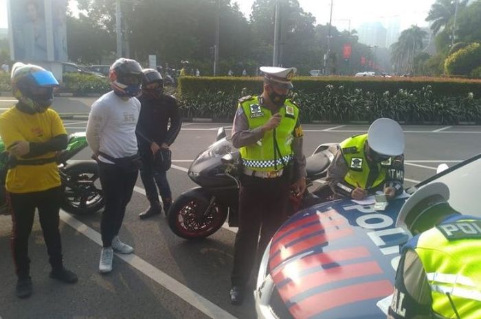 SIM C1 Sudah Resmi Berlaku, Polisi Bisa Tilang Pengendara Moge - Motorplus