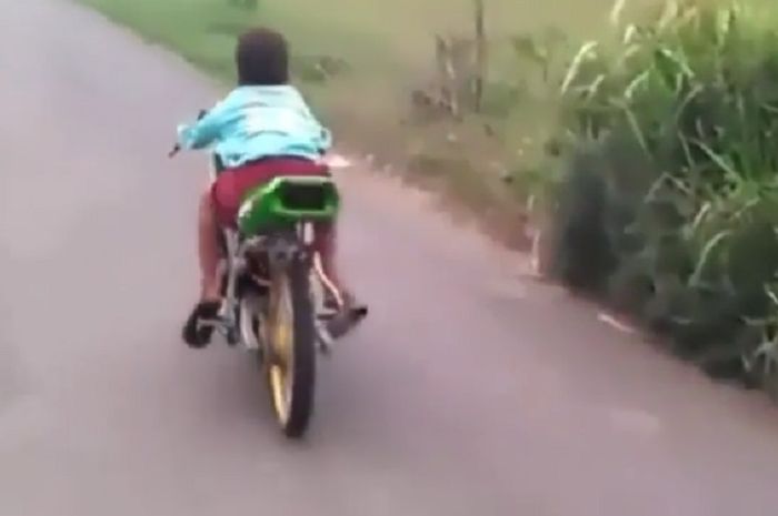 Waduh! Bukan Sekolah, Bocah Bercelana SD Ini Malah Asyik Jadi Joki ... Waduh! Bukan Sekolah, Bocah Bercelana SD Ini Malah Asyik Jadi Joki ...