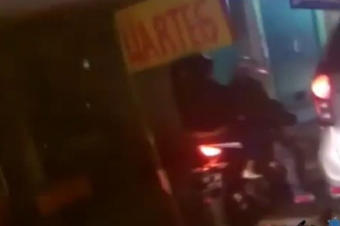 Karma Langsung, Detik-detik Libas Jalur Pejalan Kaki Pengendara Motor ... Karma Langsung, Detik-detik Libas Jalur Pejalan Kaki Pengendara Motor ...